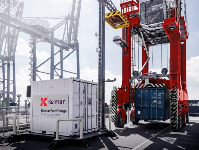 Kalmar Hybrid Straddle Carriers with 40% less emissions.